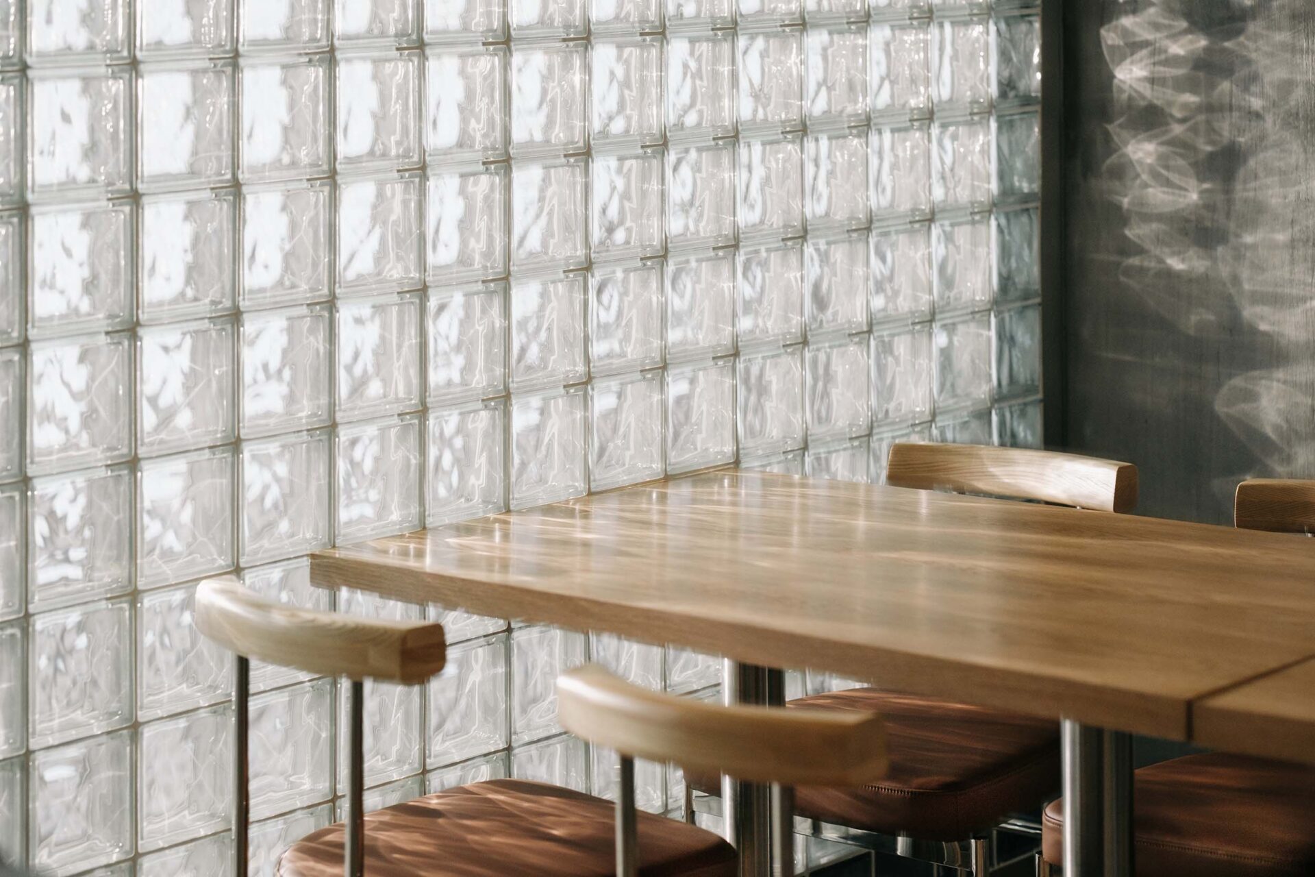 Opposing geometry and materials define Odami’s Hay Sushi