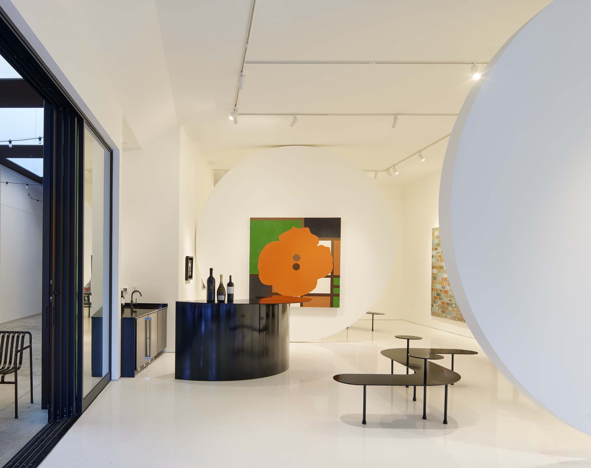 Craig Steely Architecture rotates circular walls for Sorokko Gallery